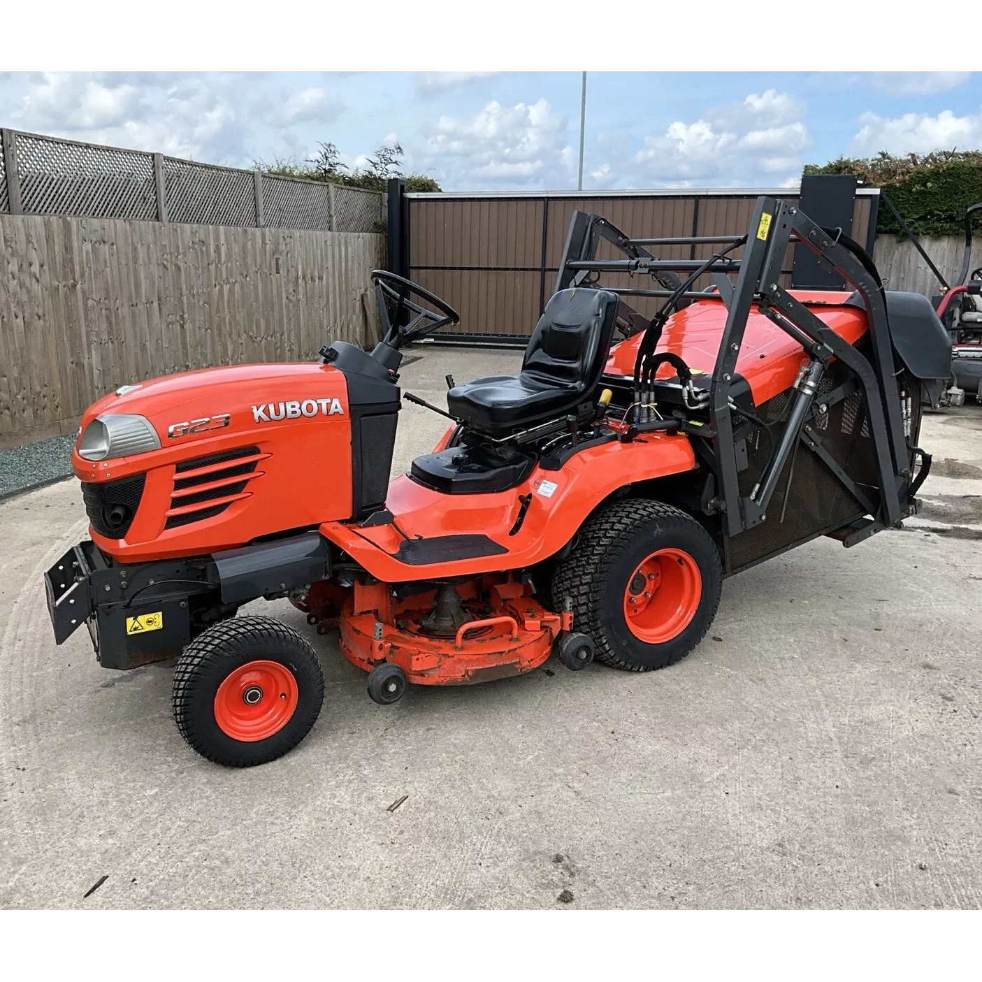 KUBOTA G23 DIESEL HIGH TIP RIDE ON LAWN MOWER